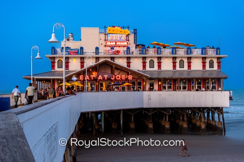 Ideal Beachfront Dining Experience Captures Evening Ambiance at Daytona ...
