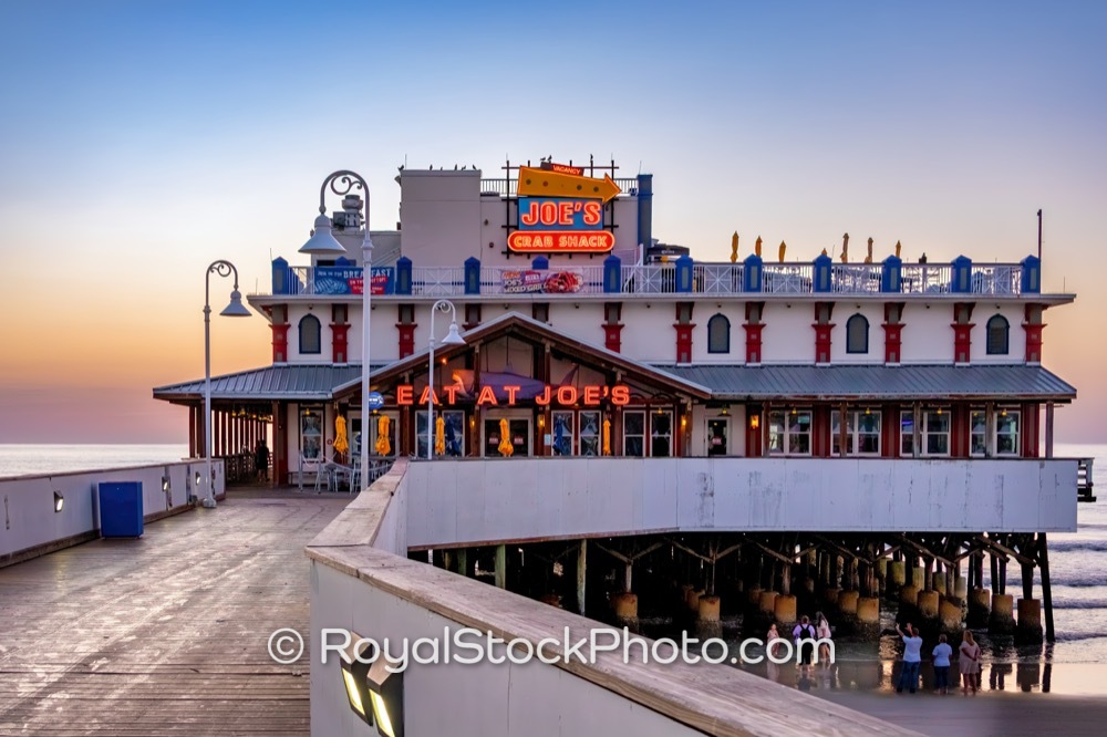 Vibrant Dining Scene at Joes Crab Shack Illuminates Daytona Beachs ...